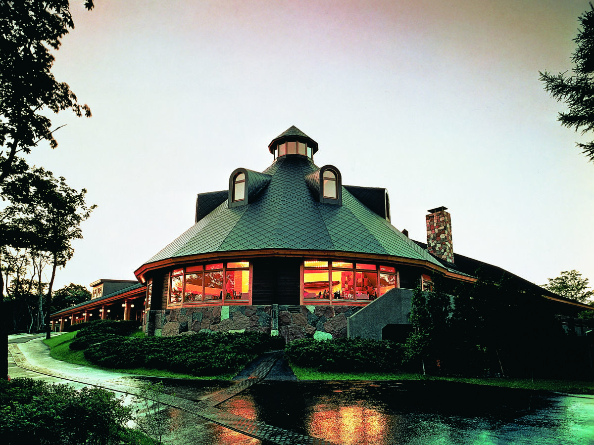 A wooden golf center and tourist resort in Japan / Kontio